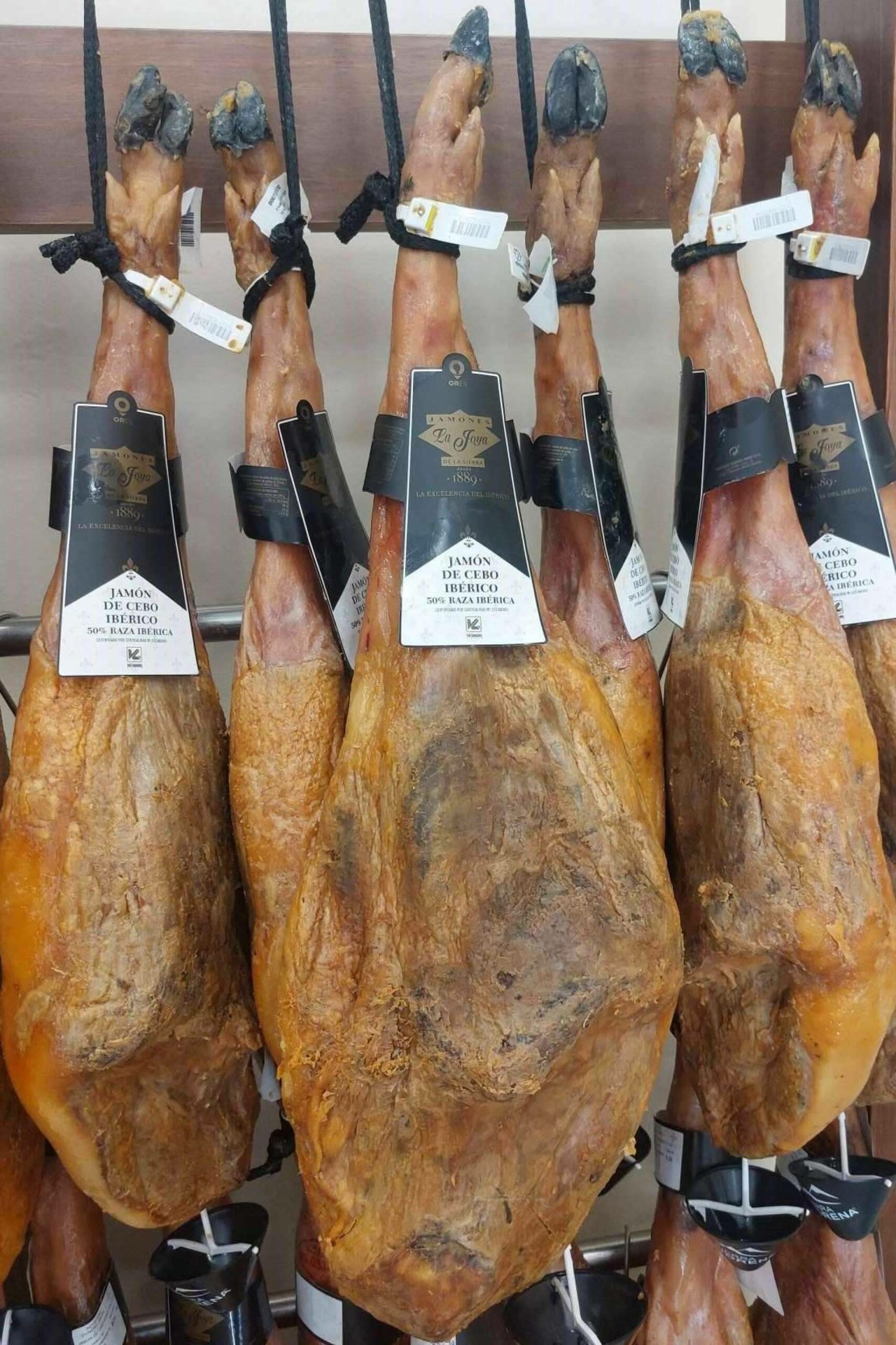 En La Fábrica Jamones y Quesos es posible encontrar una selección de ...