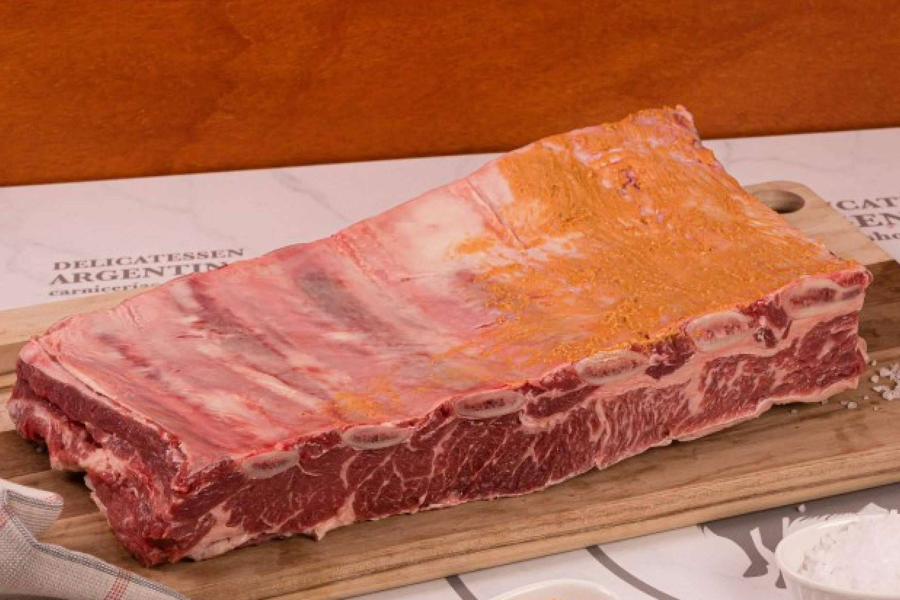 Tira de asado Angus, la carne más típica del asado argentino