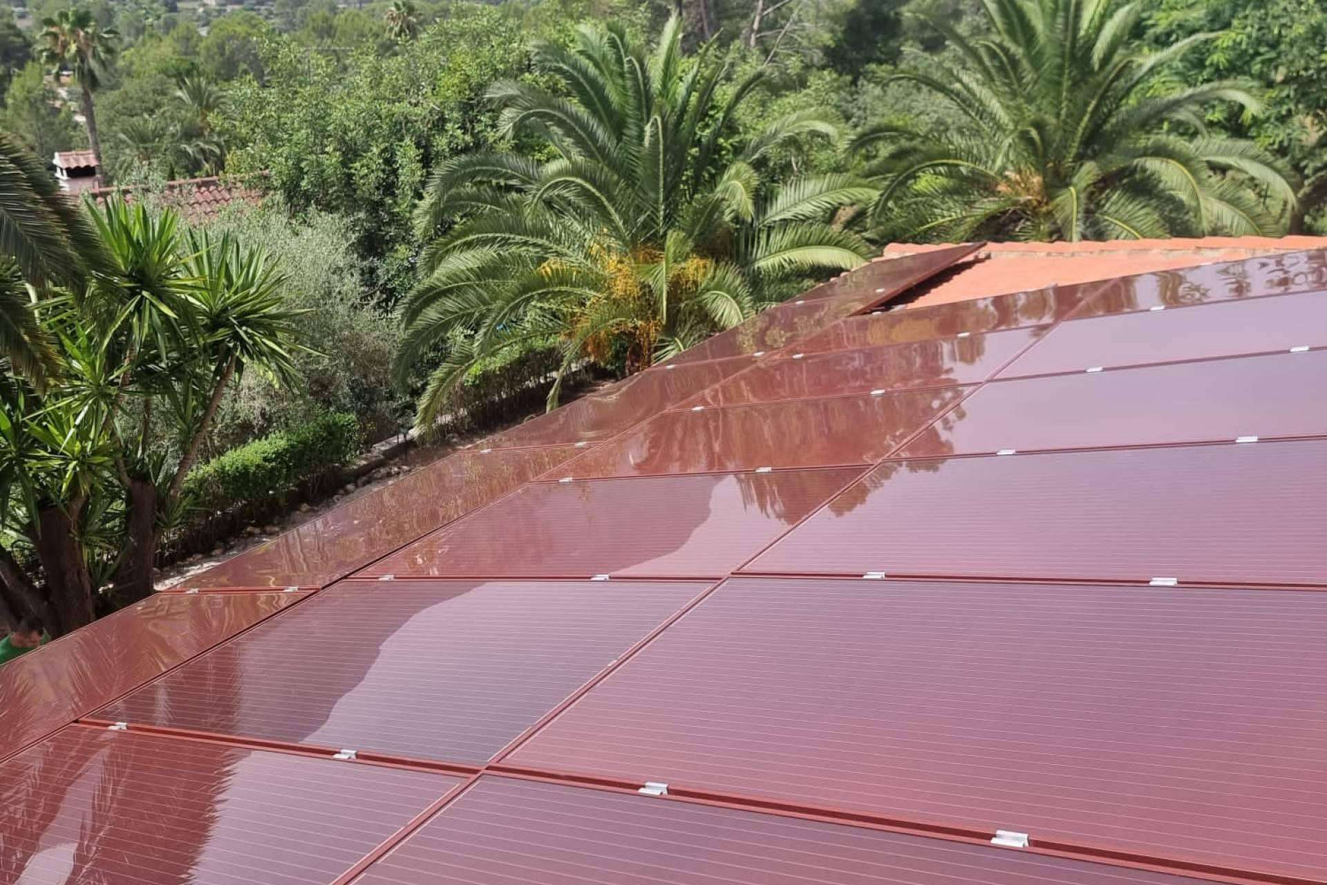 Los paneles solares color teja, la solución perfecta para la ...